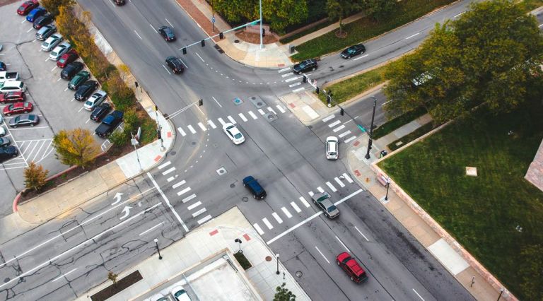 ¿Quién tiene la prioridad de paso en el cruce con una calle de doble ...
